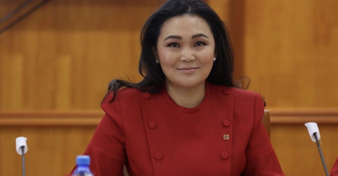 Английн “Фүлхэм“ багт өгөх 2 тэрбум төгрөгөө Ч.Номин хувиасаа төлчихвөл ...